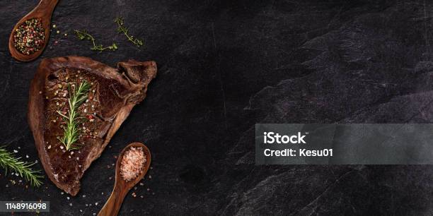 Steak Daging Sapi Panggang Di Atas Meja Batu Hitam Tampilan Atas Foto