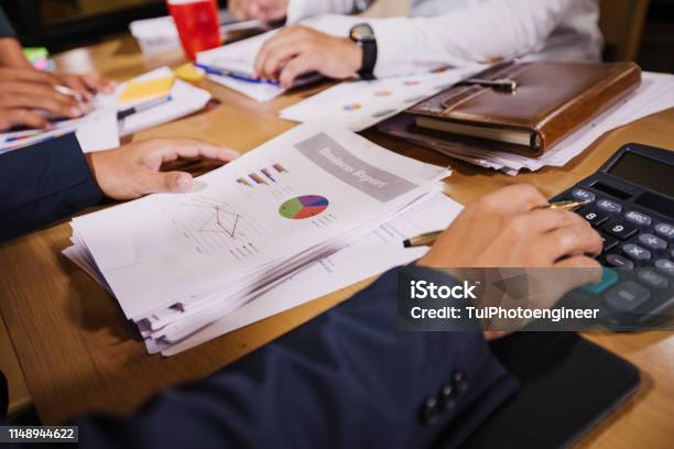Pengusaha Menggunakan Kalkulator Dan Analisis Data Bisnis Dan Dan
