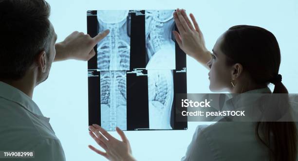 Dua Dokter Membahas Pemindaian Xray Pasien Dan Mri Rontgen Dada Foto
