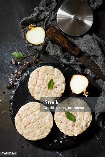 Burger Potongan Segar Mentah Dari Daging Sapi Untuk Burger Buatan