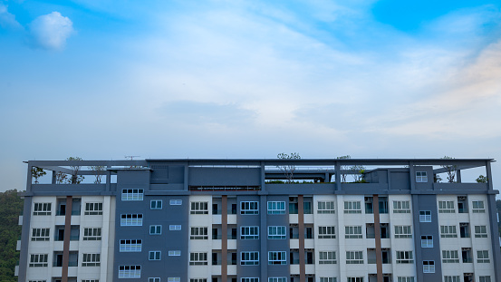 Mavi Mimari Ile Güzellik Mavi Ve Beyaz Gökyüzü Arka Plan Stok Fotoğraflar And Apartman‘nin Daha