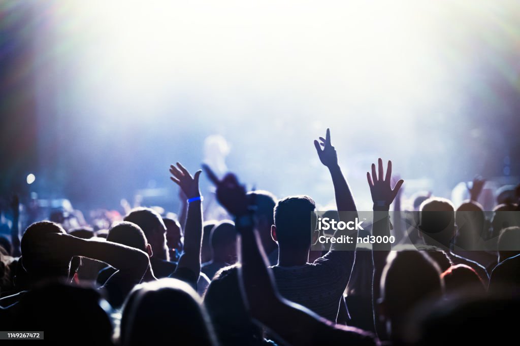 음악 페스티벌에서 춤추는 군중 그림 군중에 대한 스톡 사진 및 기타 이미지 군중 무대 청중 Istock