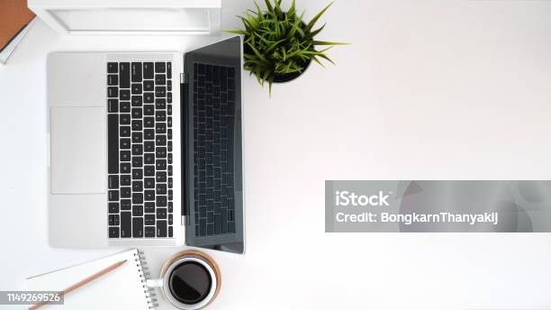 Laptop Dengan Aksesori Kantor Di Meja Ruang Kerja Kayu Dan Ruang