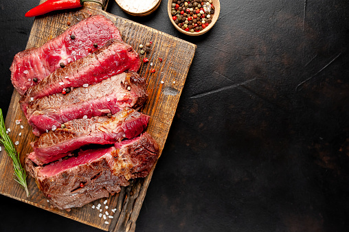 Steak Daging Sapi Mata Iga Panggang Dengan Bumbu Dan Rempahrempah Di