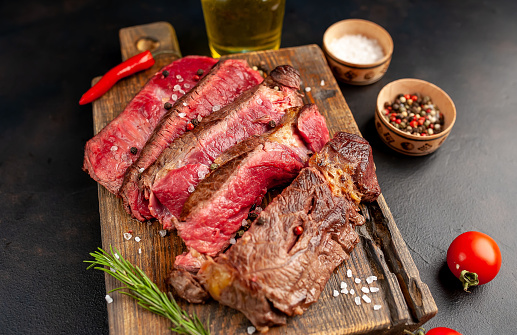 Steak Daging Sapi Mata Iga Panggang Dengan Bumbu Dan Rempahrempah Di