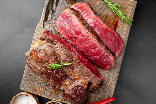 Steak Daging Sapi Mata Iga Panggang Dengan Bumbu Dan Rempahrempah Di