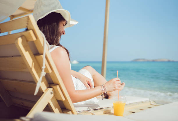 670 Mujer Tomando El Sol En Una Silla De Playa Con Un Cóctel