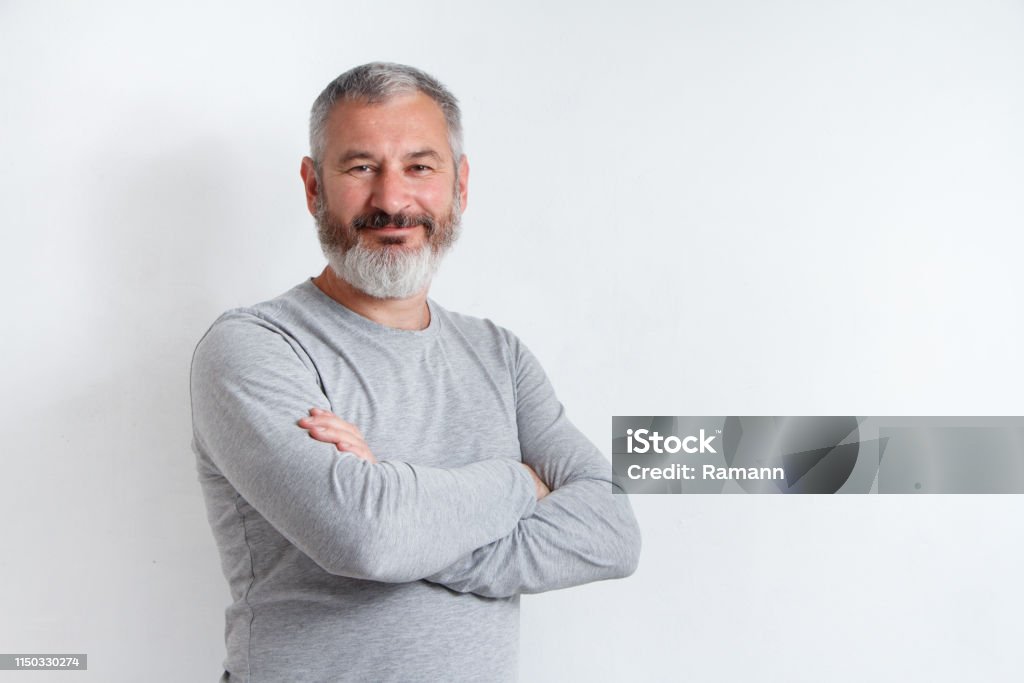 Beyaz Bir Arka Planda Gri Bir Tişört Içinde Ciddi Bir Gri Saçlı Sakallı ... Beyaz Bir Arka Planda Gri Bir Tişört Içinde Ciddi Bir Gri Saçlı Sakallı ...