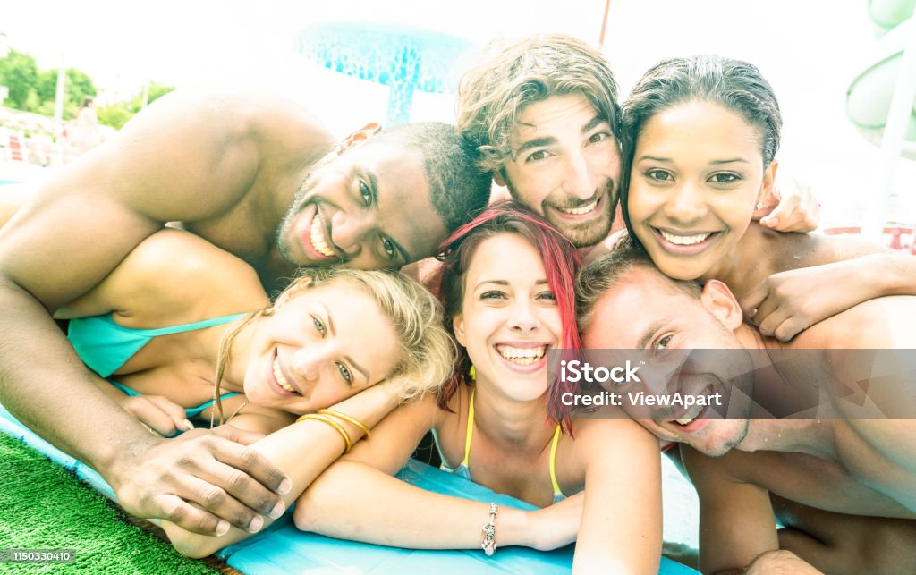 Wajah Temanteman Terbaik Mengambil Selfie Di Pesta Kolam Renang Konsep ... Wajah Temanteman Terbaik Mengambil Selfie Di Pesta Kolam Renang Konsep ...