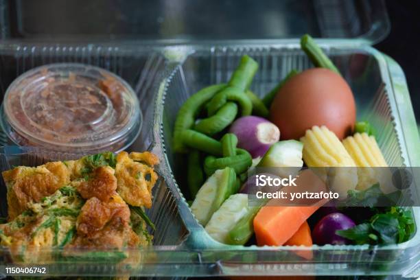 Berbagai Jenis Sayuran Rebus Telur Dadar Chaam Dan Pasta Cabai Disusun ... Berbagai Jenis Sayuran Rebus Telur Dadar Chaam Dan Pasta Cabai Disusun ...