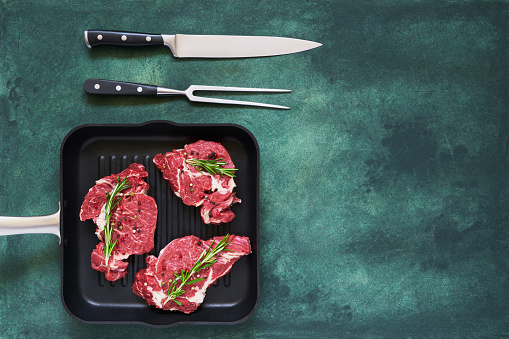 Steak Daging Sapi Mentah Segar Dengan Rosemary Dan Merica Dalam Wajan