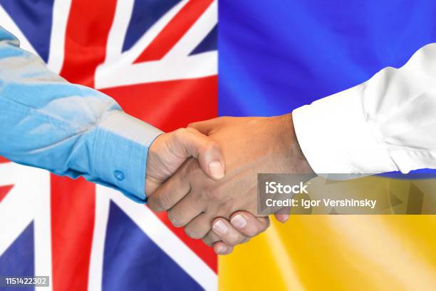 Jabat Tangan Di Latar Belakang Bendera Inggris Dan Ukraina Foto Stok