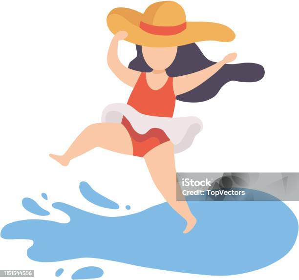Fille Mignonne Portant Maillot De Bain Et Chapeau Ayant Lamusement Sur