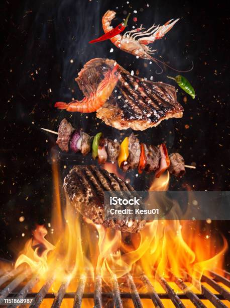 Steak Daging Sapi Yang Lezat Dan Tusuk Sate Terbang Di Atas Besi Cor