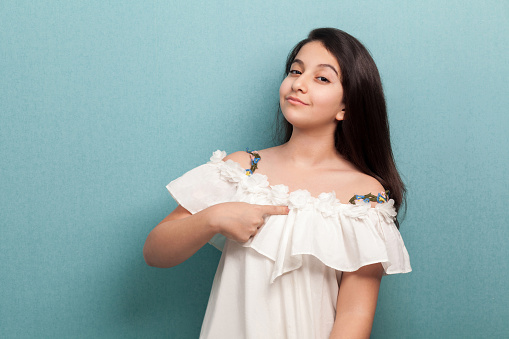 Ini Saya Potret Gadis Muda Berambut Cokelat Cantik Yang Bangga Dengan