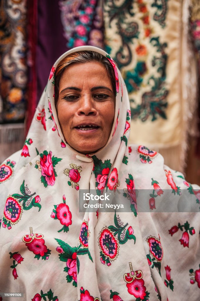 Wanita Senior Iran Dengan Pakaian Tradisional Jual Oleholeh Di Jalan ... Wanita Senior Iran Dengan Pakaian Tradisional Jual Oleholeh Di Jalan ...