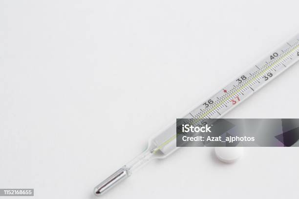 Pil Dan Obatobatan Dengan Termometer Pada Latar Belakang Terisolasi