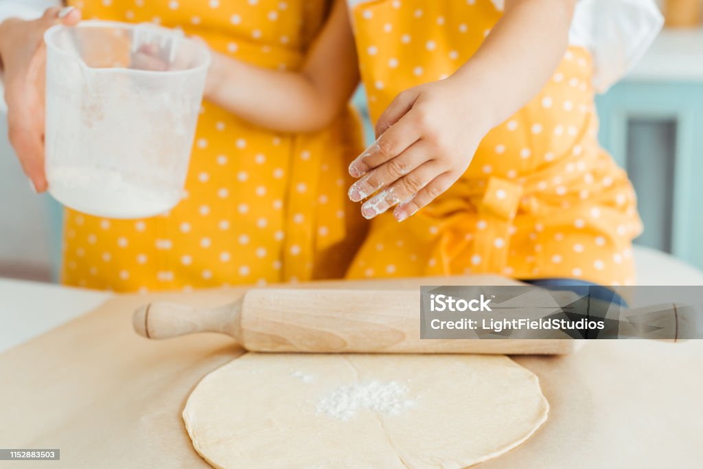 Tampilan Dipotong Ibu Dan Anak Dalam Celemek Polkadot Kuning Memegang ... Tampilan Dipotong Ibu Dan Anak Dalam Celemek Polkadot Kuning Memegang ...
