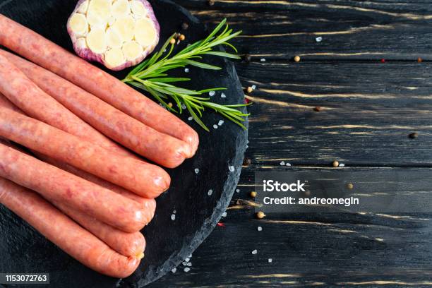 Sosis Berair Untuk Barbekyu Terletak Di Papan Pemotongan Batu Dengan