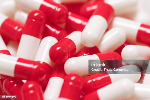 Pil Kapsul Merah Dan Putih Terisolasi Obat Farmasi Obat Foto Stok ... Pil Kapsul Merah Dan Putih Terisolasi Obat Farmasi Obat Foto Stok ...