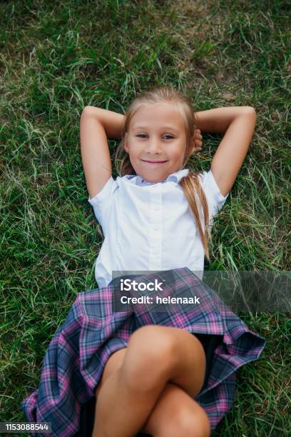 Tillbaka Till Skolan Söt Tjej Från Grundskolan Som Ligger På Gräs Foton Och Fler Bilder På Bag
