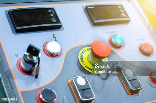Panel Kontrol Dengan Tombol Tombol Dan Sakelar Foto Stok - Unduh Gambar ... Panel Kontrol Dengan Tombol Tombol Dan Sakelar Foto Stok - Unduh Gambar ...