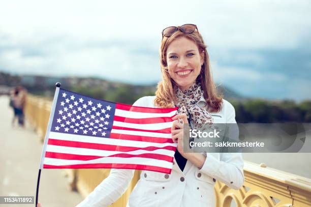 Wanita Muda Memegang Bendera Usa Dengan Senyum Foto Stok - Unduh Gambar ... Wanita Muda Memegang Bendera Usa Dengan Senyum Foto Stok - Unduh Gambar ...