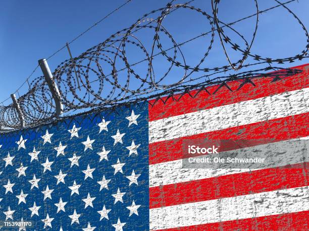 Dinding Dengan Bendera Amerika Compangcamping Dan Baja Kawat Berduri Di