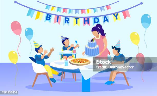 Famille Avec Des Fils Darbre Célébrant Le Dessin Animé Danniversaire