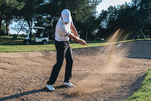 Pemain Golf Memukul Bola Di Bunker Dan Memercikkan Pasir Foto Stok ... Pemain Golf Memukul Bola Di Bunker Dan Memercikkan Pasir Foto Stok ...