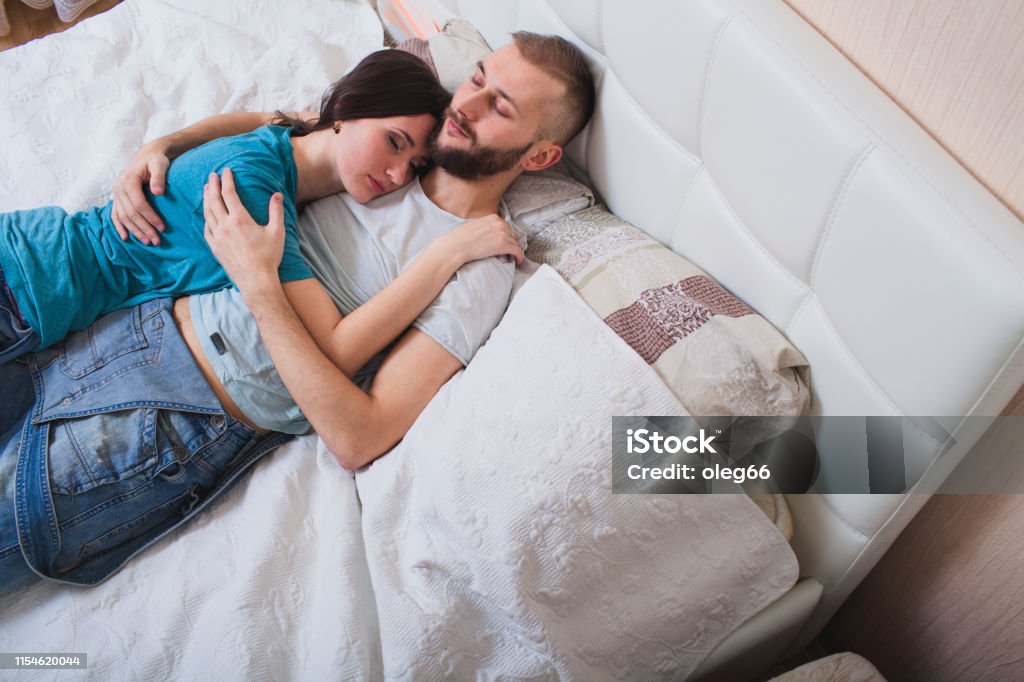 침대에 누워 껴 안고 있는 커플 20 29세에 대한 스톡 사진 및 기타 이미지 20 29세 2명 가구 Istock