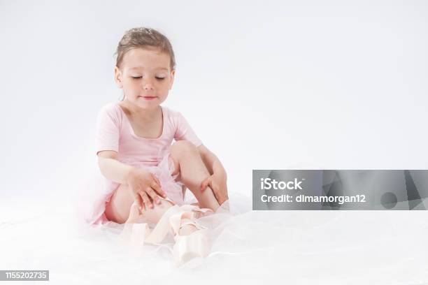 Potret Gadis Kaukasia Kecil Lucu Berpose Sebagai Balerina Dan Memakai ... Potret Gadis Kaukasia Kecil Lucu Berpose Sebagai Balerina Dan Memakai ...