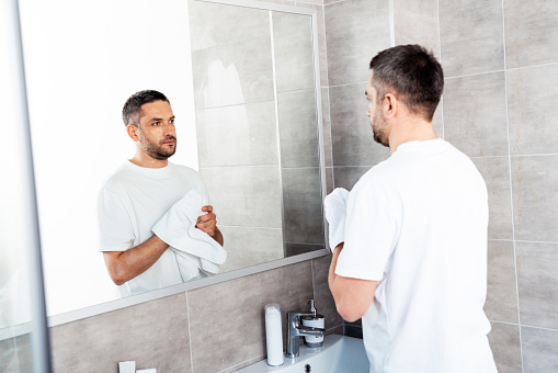 Pria Tampan Menyeka Tangan Dengan Handuk Di Kamar Mandi Pada Pagi Hari