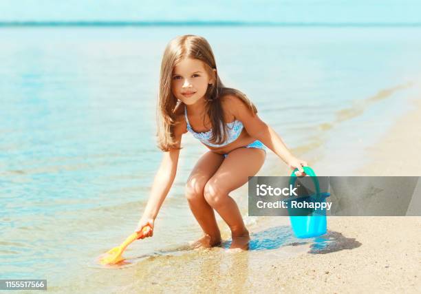 Çocuk Küçük Kız Yaz Güneşli Gün Su Denizde Plajda Oyuncaklar Ile