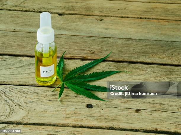 Ganja Obat Dengan Ekstrak Minyak Dalam Botol Di Kayu Foto Stok - Unduh ... Ganja Obat Dengan Ekstrak Minyak Dalam Botol Di Kayu Foto Stok - Unduh ...