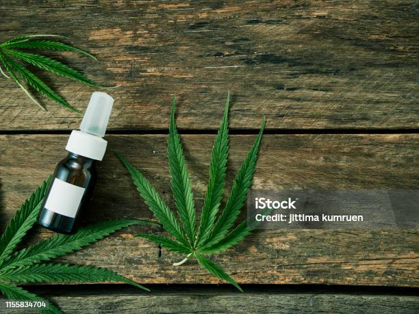 Ganja Obat Dengan Ekstrak Minyak Dalam Botol Di Kayu Foto Stok - Unduh ... Ganja Obat Dengan Ekstrak Minyak Dalam Botol Di Kayu Foto Stok - Unduh ...
