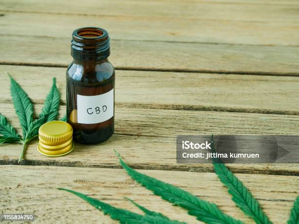 Ganja Obat Dengan Ekstrak Minyak Dalam Botol Di Kayu Foto Stok - Unduh ... Ganja Obat Dengan Ekstrak Minyak Dalam Botol Di Kayu Foto Stok - Unduh ...