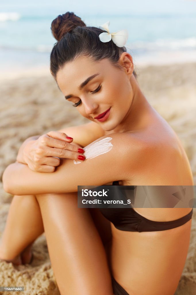 Beauty Woman Applying Sun Cream On Tanned Shoulder Sun Protectionsun