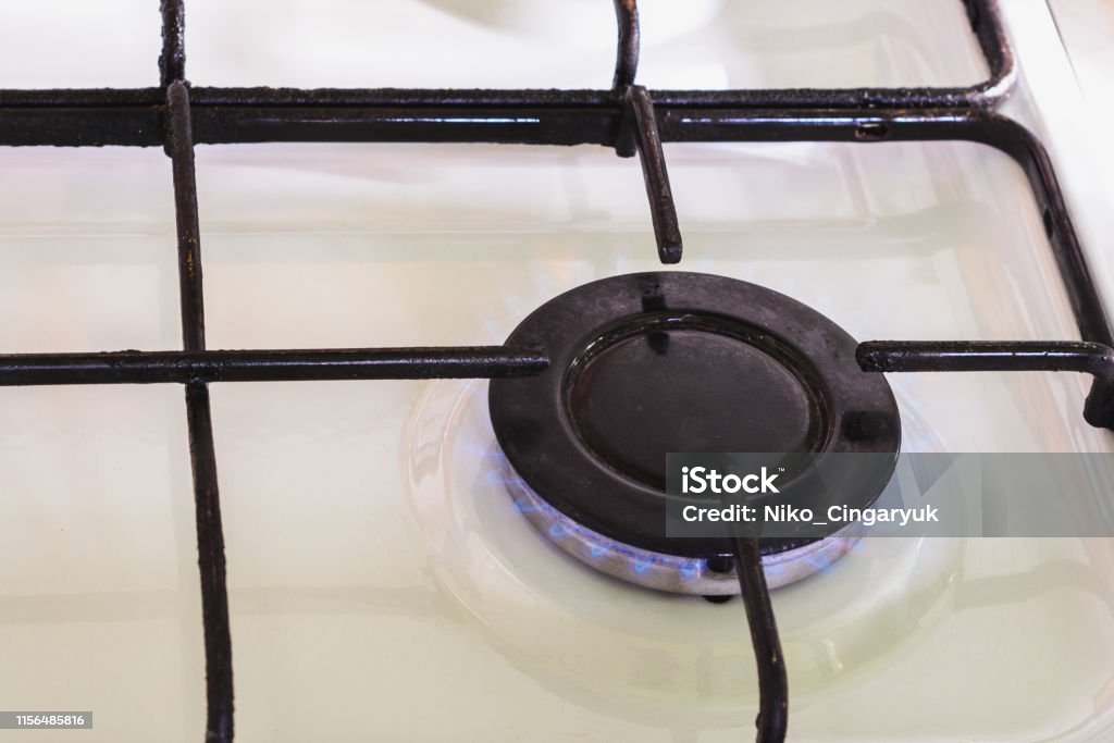 Photo Libre De Droit De Sur Le Poêle À Gaz Blanc Le Brûleur Est Allumé