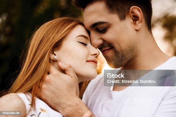 Potret Close Up Pasangan Muda Yang Cantik Merangkul Sebelum Mencium