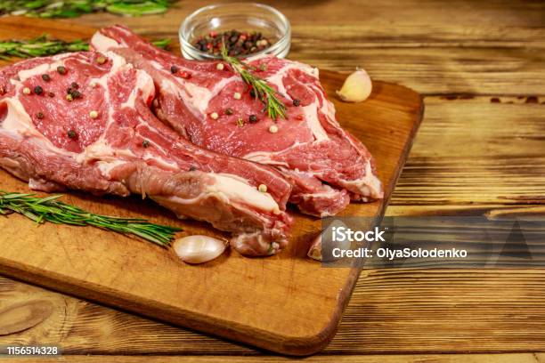 Steak Mata Iga Sapi Segar Mentah Di Tulang Dengan Rempahrempah Bawang