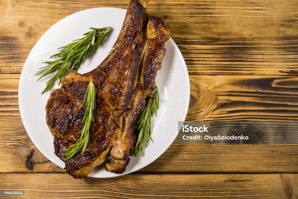 Steak Mata Iga Sapi Panggang Di Tulang Dengan Rosemary Di Piring Putih