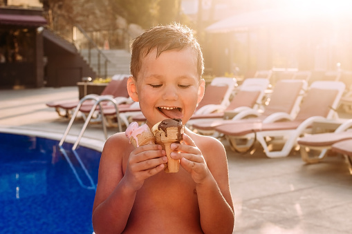 Fünfjähriger Niedlicher Fröhlicher Junge Leckt Eis Im Sommer Im Urlaub ... Fünfjähriger Niedlicher Fröhlicher Junge Leckt Eis Im Sommer Im Urlaub ...