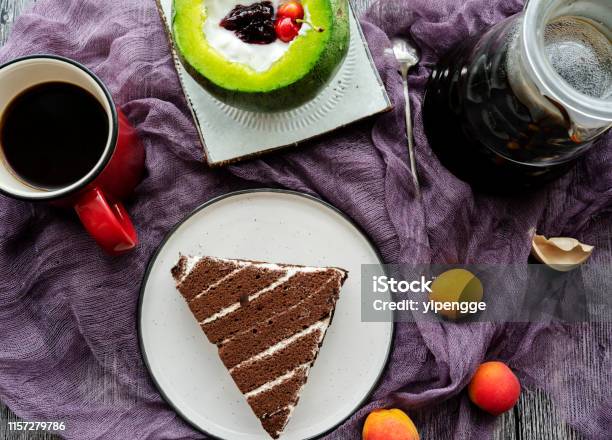 Coffee Break Kue Mousse Cokelat Dan Buahbuahan Segar Foto Stok Unduh