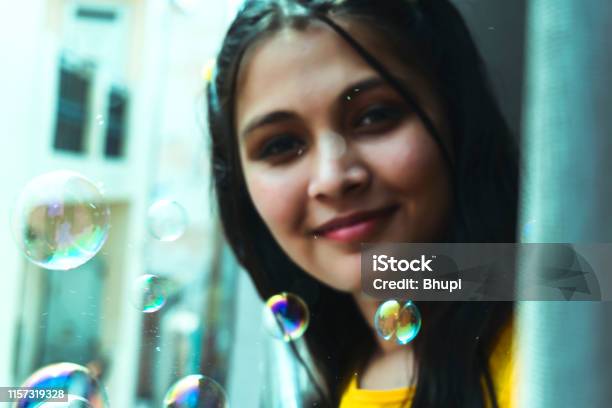 Potret Gadis Asia Cantik Berdiri Di Balkon Dan Bersenangsenang Dengan ... Potret Gadis Asia Cantik Berdiri Di Balkon Dan Bersenangsenang Dengan ...