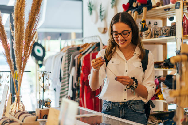9 300 Toko Barang Bekas Foto Stok Potret And Gambar Bebas Royalti Istock