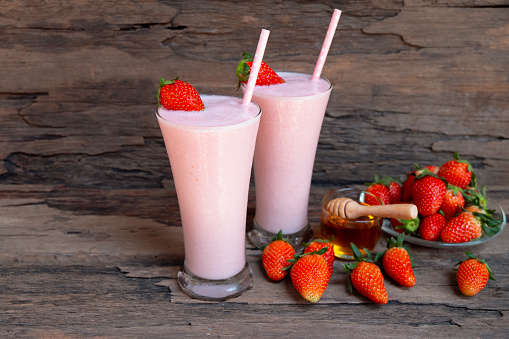 Smoothie Stroberi Warnawarni Jus Buah Milkshake Campuran Minuman Sehat Protein Tinggi Rasa Lezat