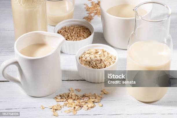 Tutup Botol Kaca Dan Cangkir Dengan Susu Gandum Dan Mangkuk Dengan Biji