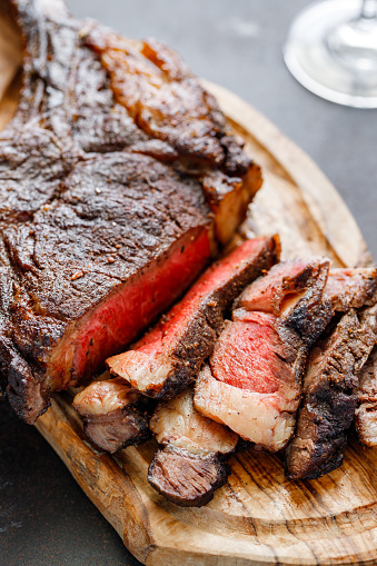 Steak Daging Sapi Marmer Kering Panggang Tomahawk Di Papan Kayu Dengan