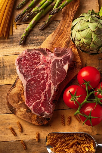 Potongan Mentah Segar Steak Daging Sapi Marmer Dengan Sayuran Segar Dan